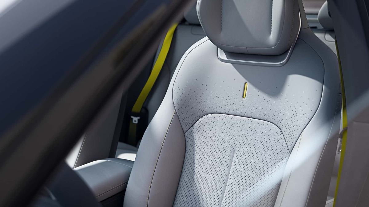 Lynk & Co 02 MY2027: Neues Schwarz, gelbe Gurte und schnelleres System